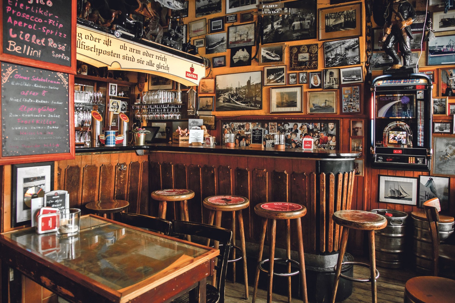 Haifisch Bar & SchellfischpostenHafenkneipen für alle - Hamburg Guide